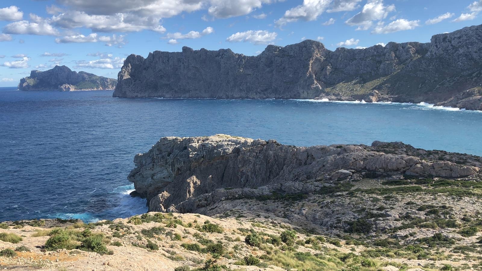Explora las Coves Blanques en Pollença | Crecemos Viajando